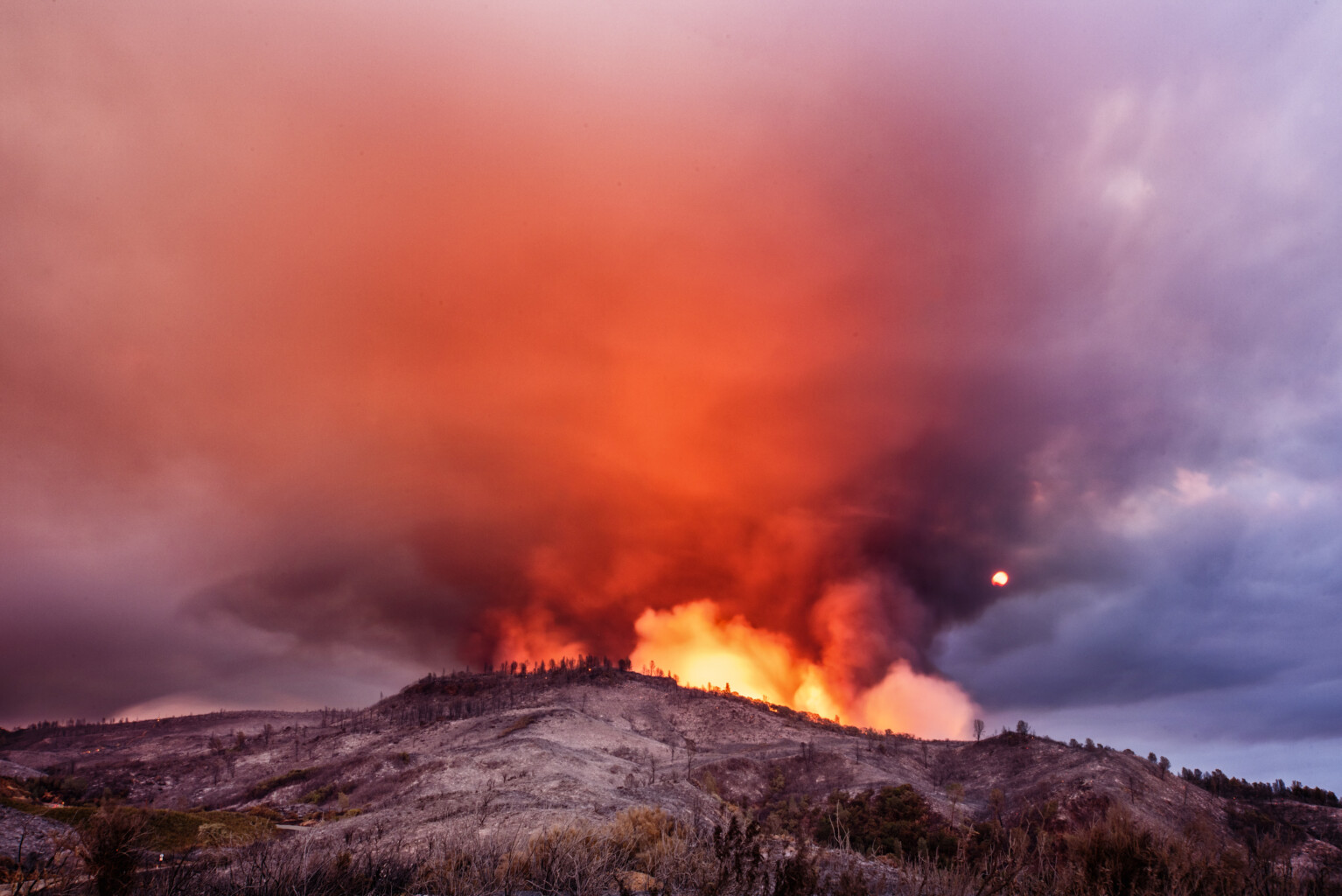 Stalking wildfires to capture the horrible beauty of climate change ...